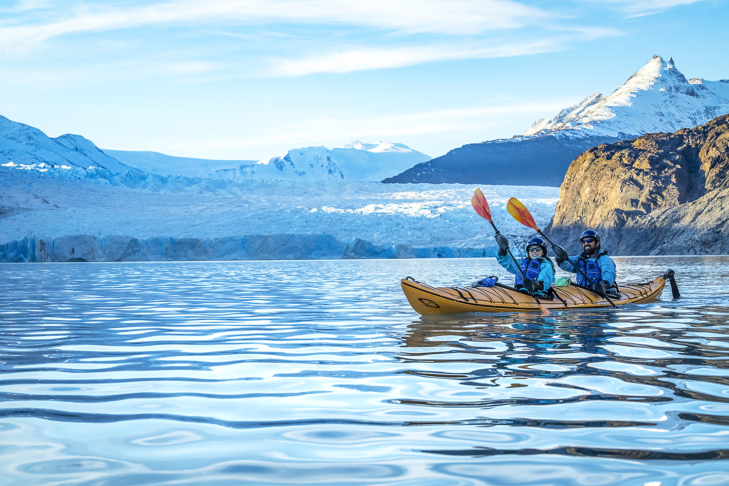Kayaking in Grey Lake - TorresDelPaine.com